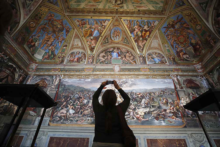 Vatican unveils last of restored Raphael Rooms after 10-year cleaning ...