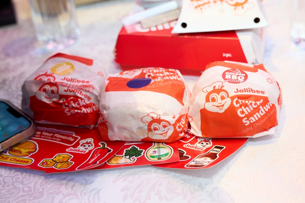 PICK YOUR FLAVORITE | Jollibee drops 3 bold Crunchy Chicken Sandwich ...