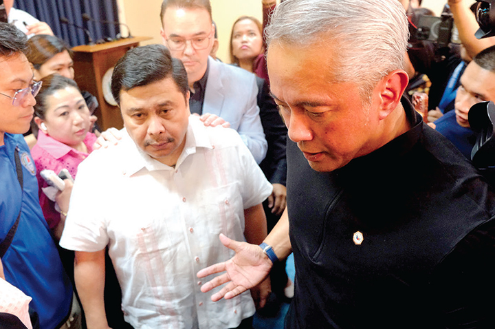 Jinggoy surrenders on plunder raps, shuns Senate protection ...